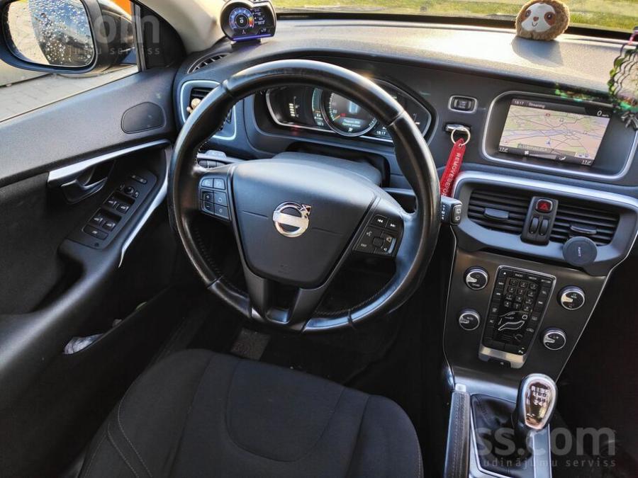 Melns Volvo V40 2013 Rīga, ar dzinēja tilpumu 1.60 L un nobraukumu 337 tūkst. km par 2240 €, foto 9 vietnē AUTOMOTO.COM.LV