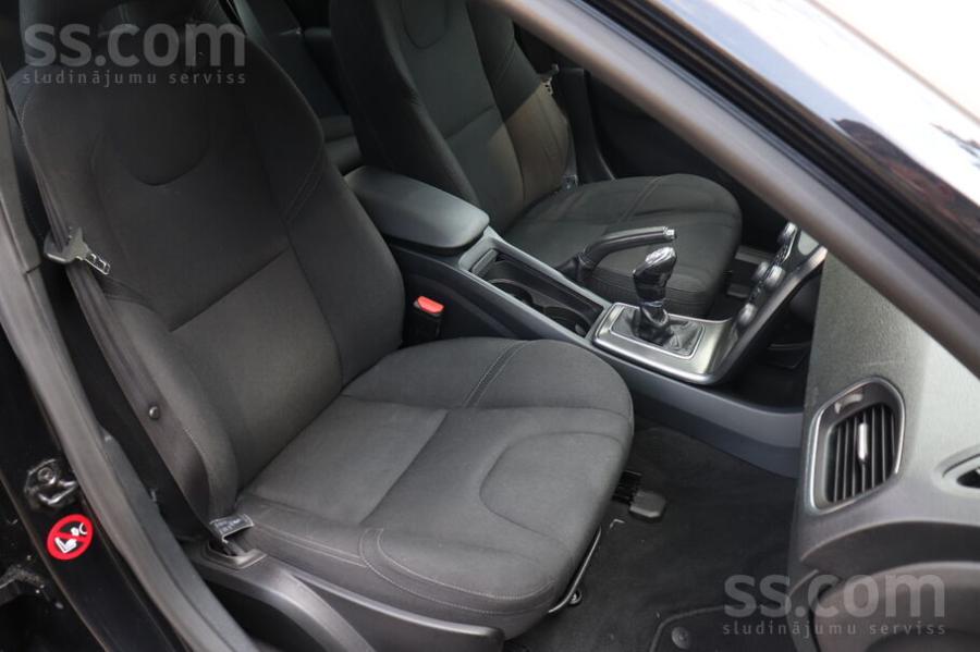 Melns Volvo V40 2013 Valka, ar dzinēja tilpumu 1.60 L un nobraukumu 289 tūkst. km par 5500 €, foto 7 vietnē AUTOMOTO.COM.LV
