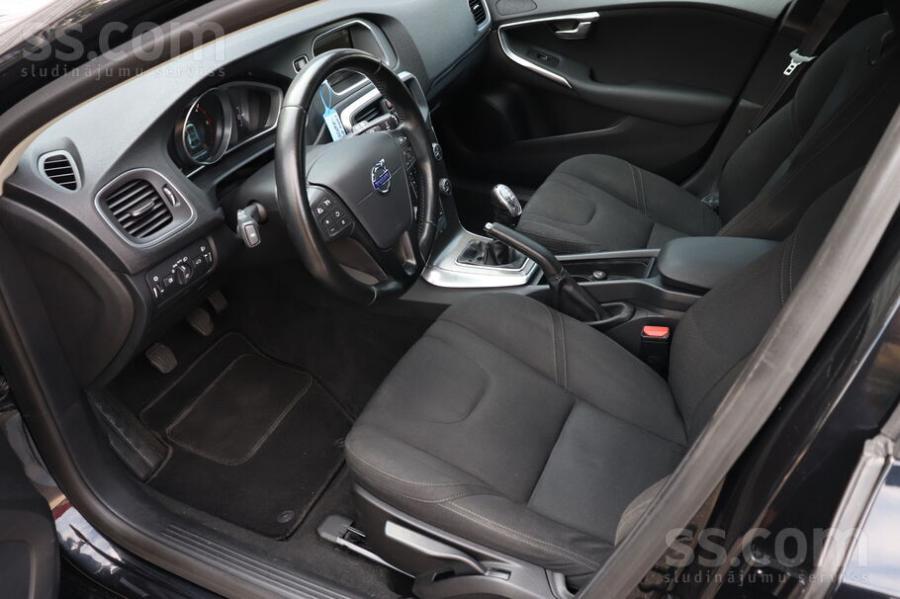 Melns Volvo V40 2013 Valka, ar dzinēja tilpumu 1.60 L un nobraukumu 289 tūkst. km par 5500 €, foto 10 vietnē AUTOMOTO.COM.LV