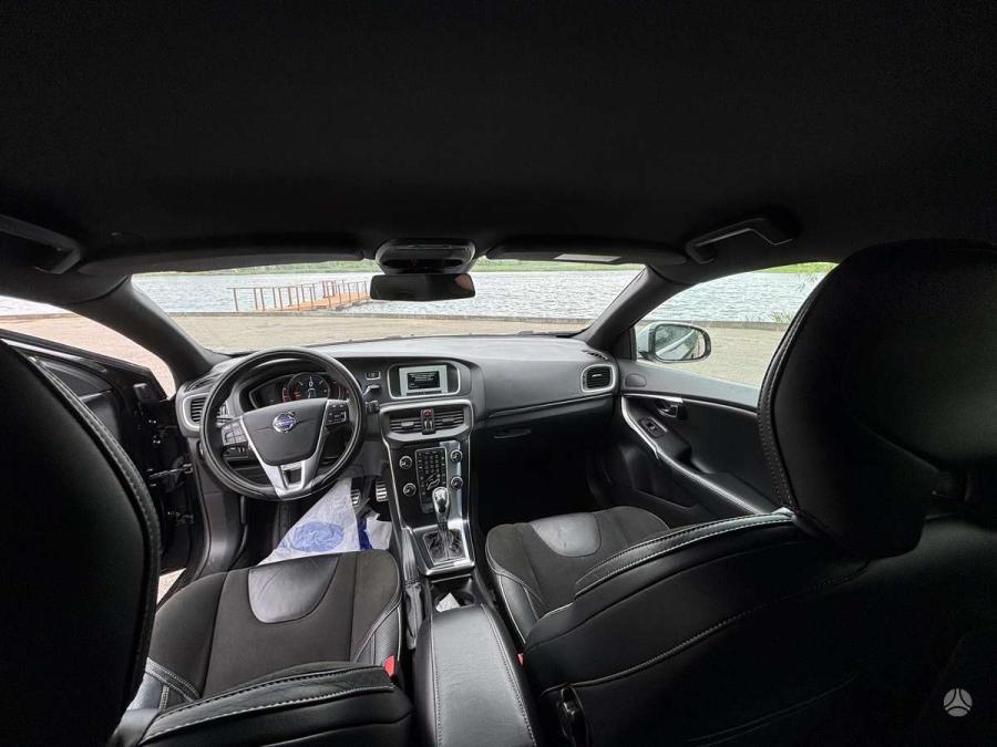 Black Volvo V40 2013 in Taurage, with an engine capacity of 1.98 L and mileage of 300 thousand km for 7300 €, photo 1 on AUTOMOTO.COM.LV