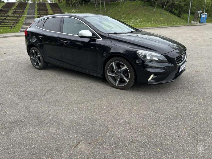 Black Volvo V40 2013 in Taurage, with an engine capacity of 1.98 L and mileage of 300 thousand km for 7300 €, photo 4 on AUTOMOTO.COM.LV