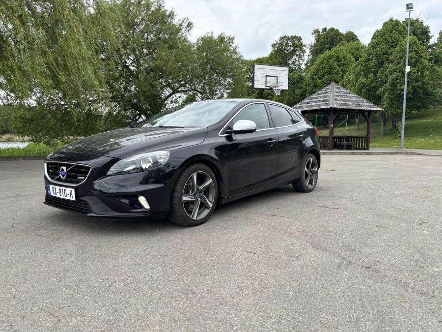 Black Volvo V40 2013 in Taurage, with an engine capacity of 1.98 L and mileage of 300 thousand km for 7300 €, photo 6 on AUTOMOTO.COM.LV