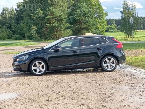 Melns Volvo V40 2013 Jelgava, ar dzinēja tilpumu 1.60 L un nobraukumu 260 tūkst. km par 5950 €, foto 1 vietnē AUTOMOTO.COM.LV