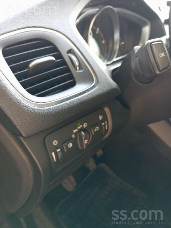 Melns Volvo V40 2013 Jelgava, ar dzinēja tilpumu 1.60 L un nobraukumu 260 tūkst. km par 5950 €, foto 10 vietnē AUTOMOTO.COM.LV