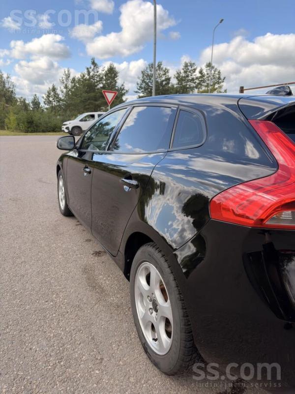 Melns Volvo V40 2013 Daugavpils, ar dzinēja tilpumu 2.00 L un nobraukumu 245 tūkst. km par 8099 €, foto 5 vietnē AUTOMOTO.COM.LV
