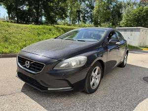 Melns Volvo V40 2013 Alīta, ar dzinēja tilpumu 1.60 L un nobraukumu 294 tūkst. km par 4050 €, foto  vietnē AUTOMOTO.COM.LV