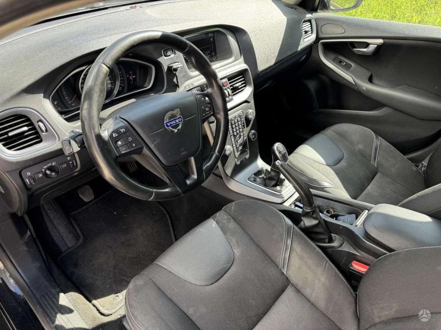 Black Volvo V40 2013 in Alytus, with an engine capacity of 1.60 L and mileage of 294 thousand km for 4050 €, photo 8 on AUTOMOTO.COM.LV