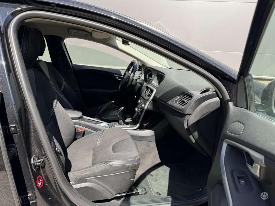 Black Volvo V40 2013 in Alytus, with an engine capacity of 1.60 L and mileage of 294 thousand km for 4050 €, photo 10 on AUTOMOTO.COM.LV