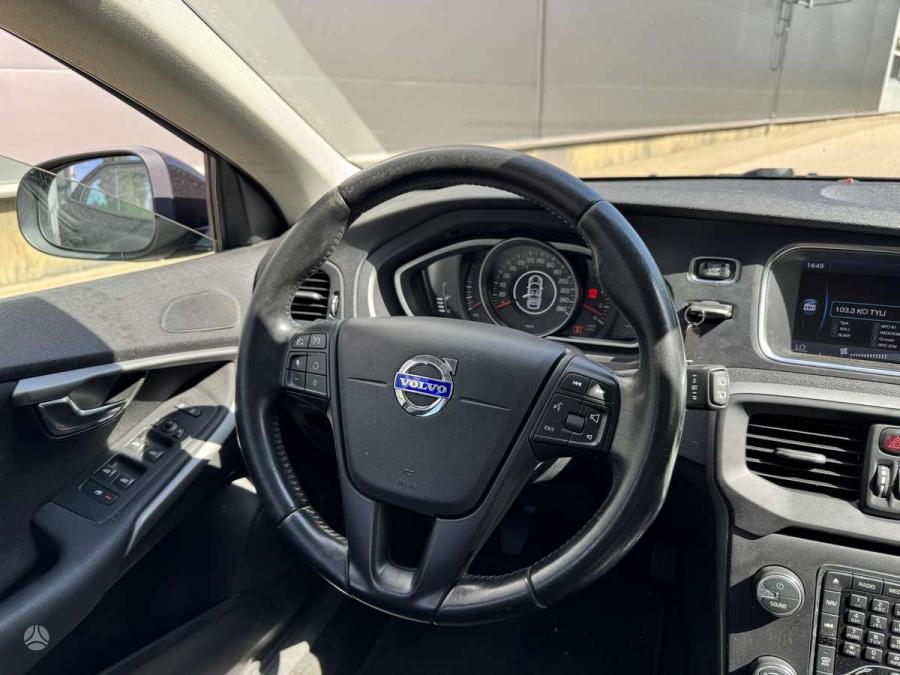 Black Volvo V40 2013 in Alytus, with an engine capacity of 1.60 L and mileage of 294 thousand km for 4050 €, photo 12 on AUTOMOTO.COM.LV