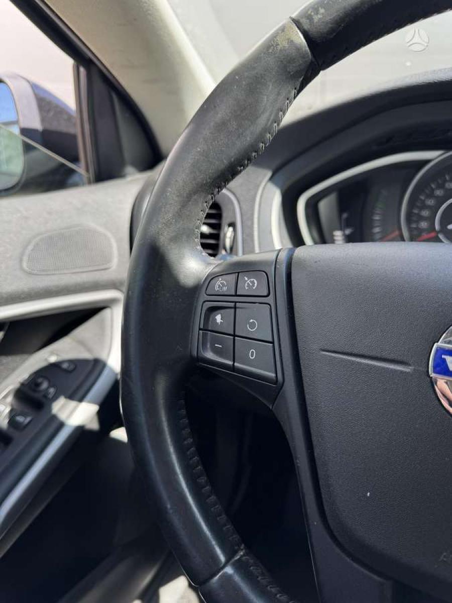 Black Volvo V40 2013 in Alytus, with an engine capacity of 1.60 L and mileage of 294 thousand km for 4050 €, photo 17 on AUTOMOTO.COM.LV