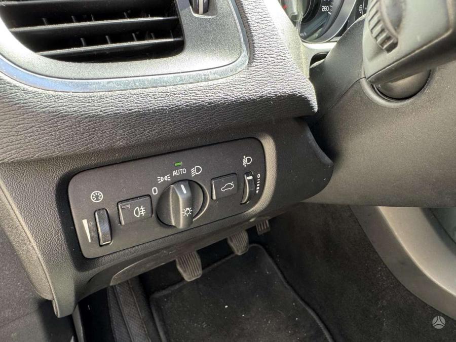 Black Volvo V40 2013 in Alytus, with an engine capacity of 1.60 L and mileage of 294 thousand km for 4050 €, photo 18 on AUTOMOTO.COM.LV