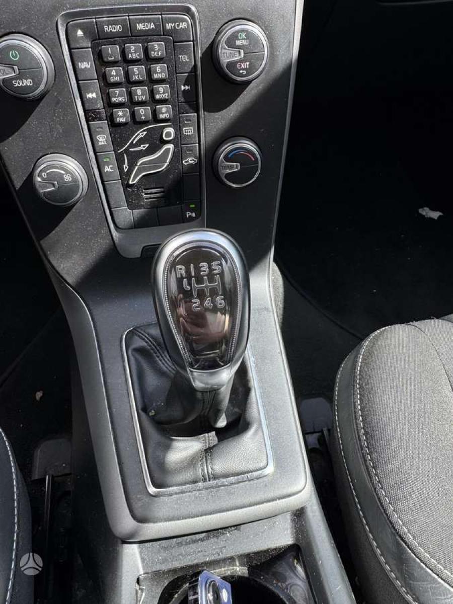 Black Volvo V40 2013 in Alytus, with an engine capacity of 1.60 L and mileage of 294 thousand km for 4050 €, photo 19 on AUTOMOTO.COM.LV