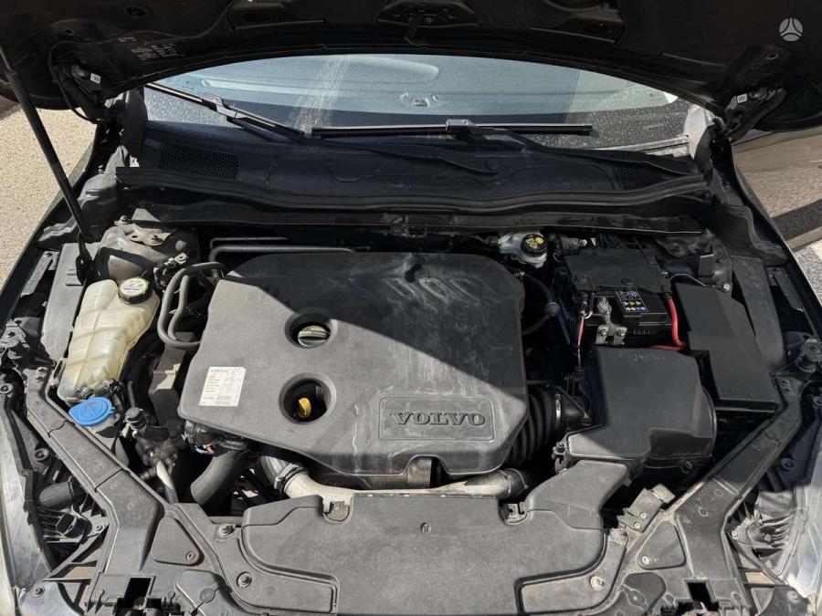 Black Volvo V40 2013 in Alytus, with an engine capacity of 1.60 L and mileage of 294 thousand km for 4050 €, photo 25 on AUTOMOTO.COM.LV