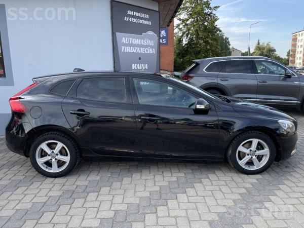 Black Volvo V40 2013 in Talsi, with an engine capacity of 1.60 L and mileage of 263 thousand km for 4700 €, photo 2 on AUTOMOTO.COM.LV