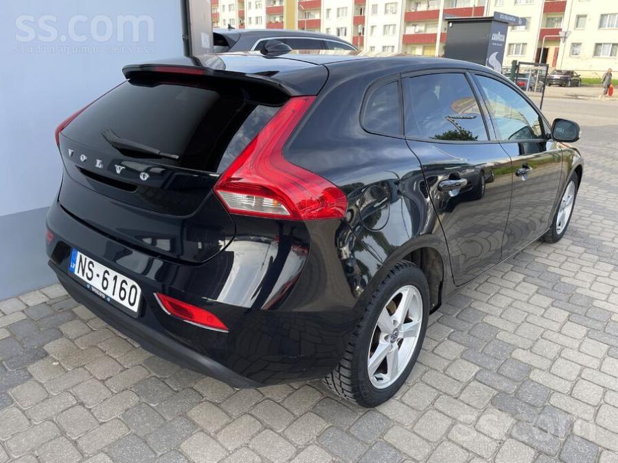 Melns Volvo V40 2013 Talsi, ar dzinēja tilpumu 1.60 L un nobraukumu 263 tūkst. km par 4700 €, foto 4 vietnē AUTOMOTO.COM.LV