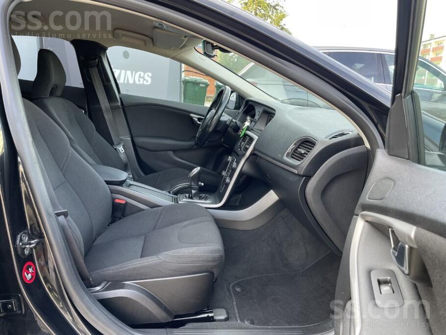 Melns Volvo V40 2013 Talsi, ar dzinēja tilpumu 1.60 L un nobraukumu 263 tūkst. km par 4700 €, foto 9 vietnē AUTOMOTO.COM.LV