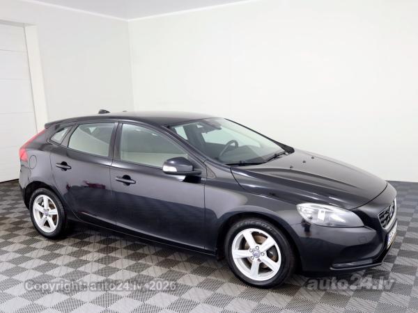 Black Volvo V40 2013 in Tallinn, with an engine capacity of 1.60 L and mileage of 348 thousand km for 3799 €, photo 1 on AUTOMOTO.COM.LV