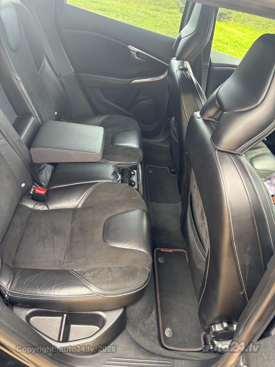 Melns Volvo V40 2013 Tallina, ar dzinēja tilpumu 1.60 L un nobraukumu 300 tūkst. km par 7500 €, foto 12 vietnē AUTOMOTO.COM.LV