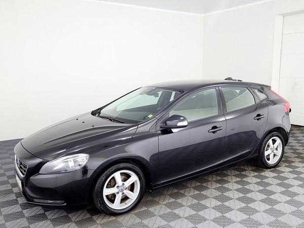 Black Volvo V40 2013 in Tallinn, with an engine capacity of 1.60 L and mileage of 348 thousand km for 3799 €, photo 2 on AUTOMOTO.COM.LV