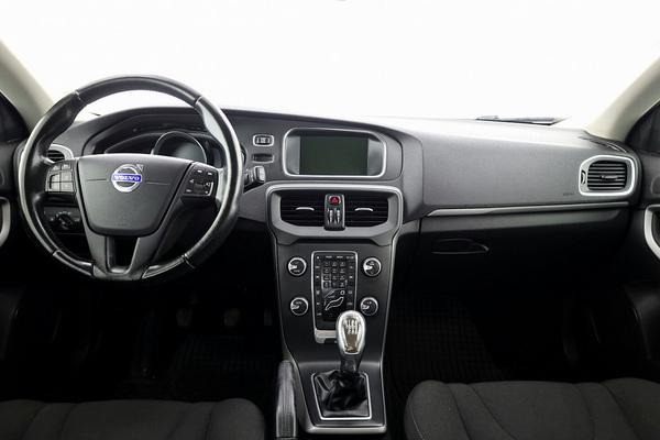 Black Volvo V40 2013 in Tallinn, with an engine capacity of 1.60 L and mileage of 348 thousand km for 3799 €, photo 5 on AUTOMOTO.COM.LV