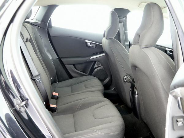Black Volvo V40 2013 in Tallinn, with an engine capacity of 1.60 L and mileage of 348 thousand km for 3799 €, photo 7 on AUTOMOTO.COM.LV