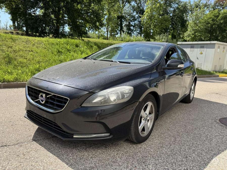 Black Volvo V40 2013 in Alytus, with an engine capacity of 1.60 L and mileage of 294 thousand km for 3950 €, photo 1 on AUTOMOTO.COM.LV