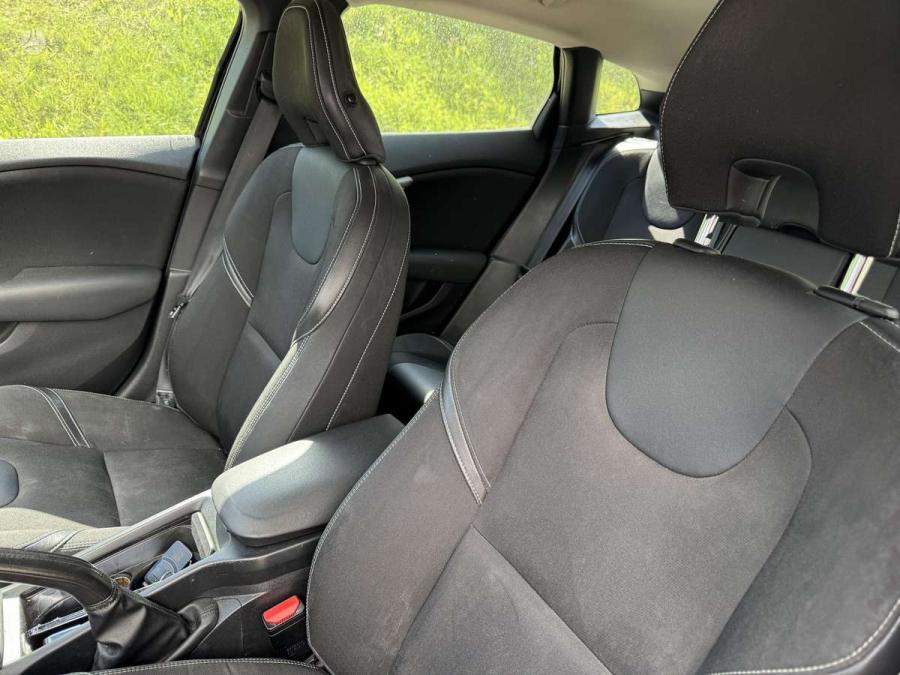 Black Volvo V40 2013 in Alytus, with an engine capacity of 1.60 L and mileage of 294 thousand km for 3950 €, photo 9 on AUTOMOTO.COM.LV