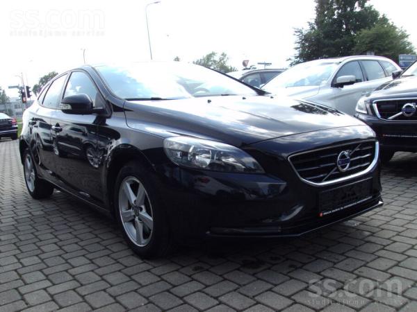 Black Volvo V40 2013 in Riga, with an engine capacity of 2.00 L and mileage of 195 thousand km for 7800 €, photo 2 on AUTOMOTO.COM.LV