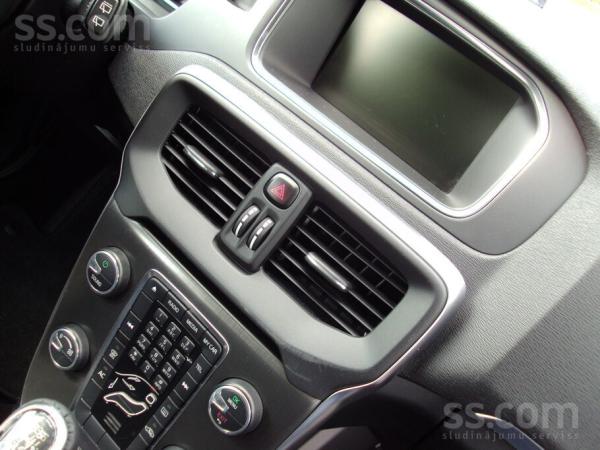Black Volvo V40 2013 in Riga, with an engine capacity of 2.00 L and mileage of 195 thousand km for 7800 €, photo 7 on AUTOMOTO.COM.LV