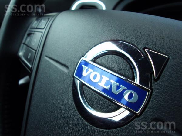 Black Volvo V40 2013 in Riga, with an engine capacity of 2.00 L and mileage of 195 thousand km for 7800 €, photo 8 on AUTOMOTO.COM.LV