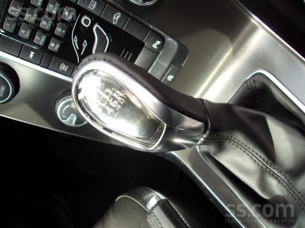 Black Volvo V40 2013 in Riga, with an engine capacity of 2.00 L and mileage of 195 thousand km for 7800 €, photo 10 on AUTOMOTO.COM.LV