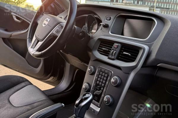 Black Volvo V40 2013 in Riga, with an engine capacity of 2.00 L and mileage of 204 thousand km for 6970 €, photo 2 on AUTOMOTO.COM.LV