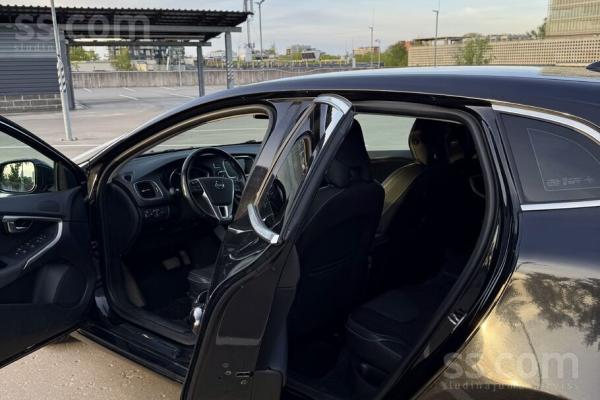 Black Volvo V40 2013 in Riga, with an engine capacity of 2.00 L and mileage of 204 thousand km for 6970 €, photo 3 on AUTOMOTO.COM.LV