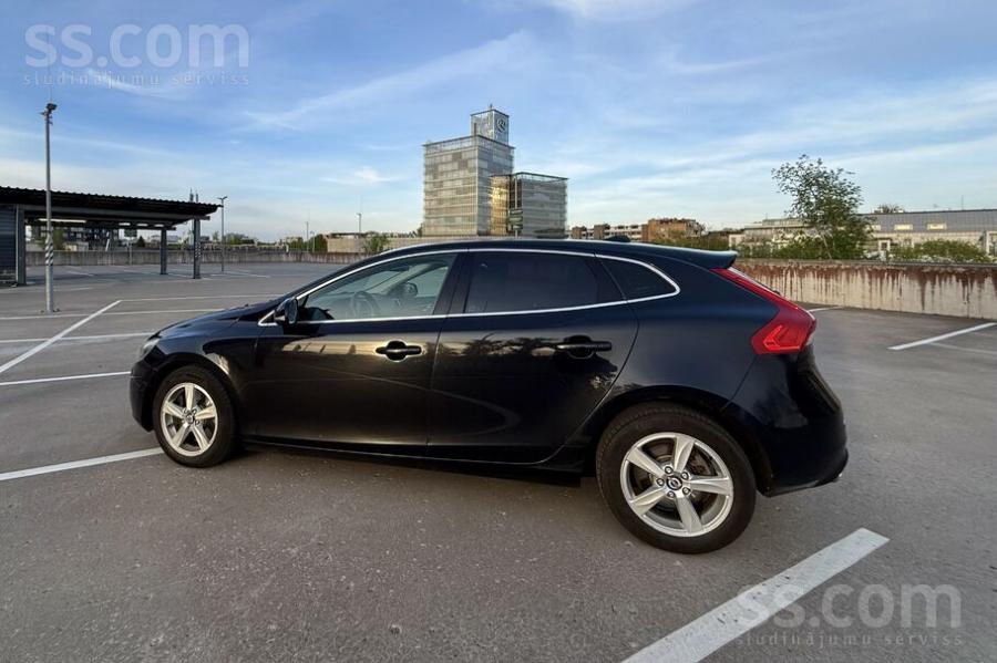 Melns Volvo V40 2013 Rīga, ar dzinēja tilpumu 2.00 L un nobraukumu 204 tūkst. km par 6970 €, foto 6 vietnē AUTOMOTO.COM.LV