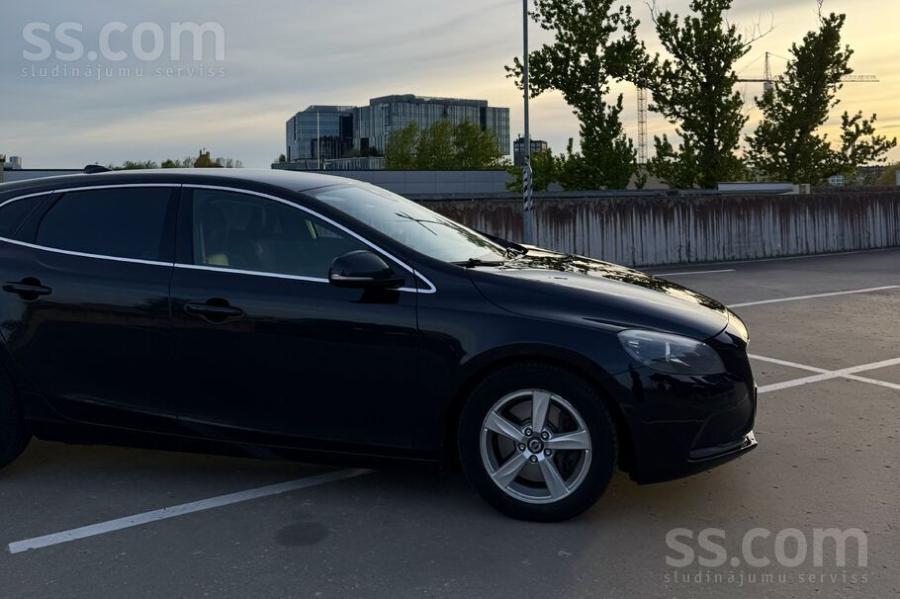 Melns Volvo V40 2013 Rīga, ar dzinēja tilpumu 2.00 L un nobraukumu 204 tūkst. km par 6970 €, foto 7 vietnē AUTOMOTO.COM.LV