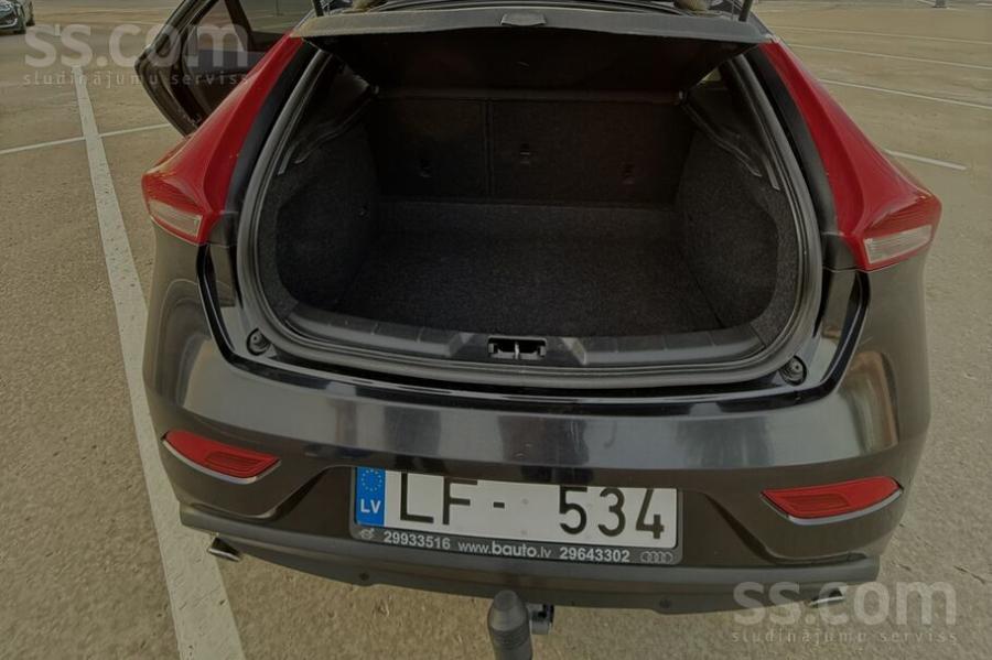 Melns Volvo V40 2013 Rīga, ar dzinēja tilpumu 2.00 L un nobraukumu 204 tūkst. km par 6970 €, foto 9 vietnē AUTOMOTO.COM.LV