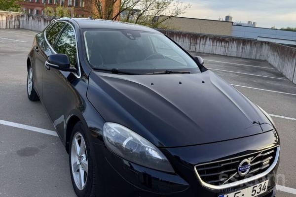 Black Volvo V40 2013 in Riga, with an engine capacity of 2.00 L and mileage of 204 thousand km for 6970 €, photo 9 on AUTOMOTO.COM.LV