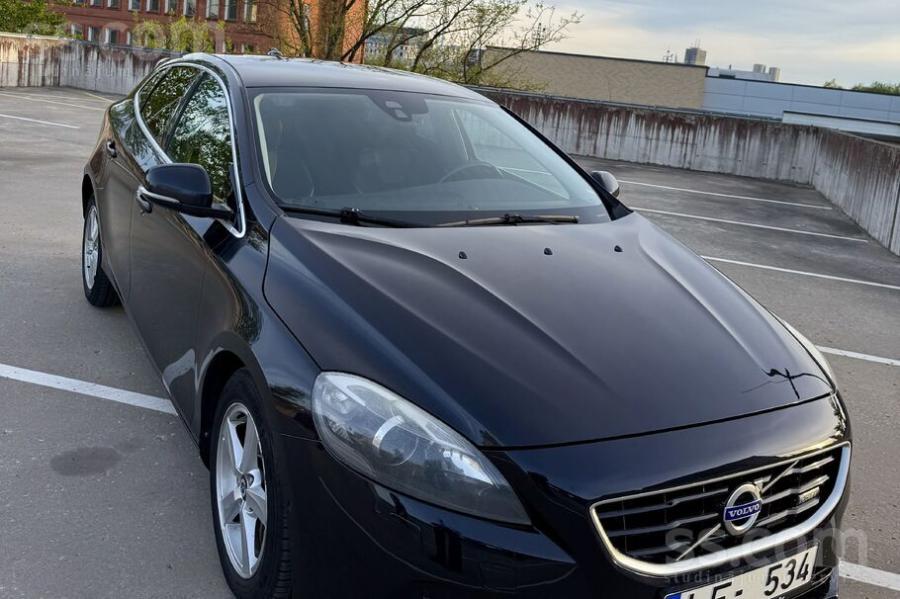 Melns Volvo V40 2013 Rīga, ar dzinēja tilpumu 2.00 L un nobraukumu 204 tūkst. km par 6970 €, foto 10 vietnē AUTOMOTO.COM.LV