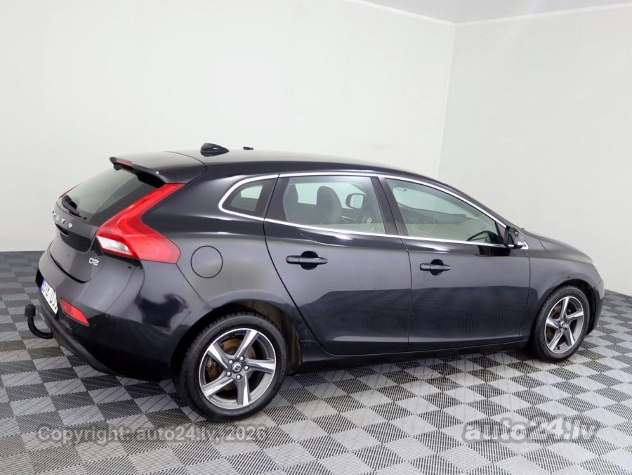 Black Volvo V40 2013 in Tallinn, with an engine capacity of 1.60 L and mileage of 316 thousand km for 3499 €, photo 4 on AUTOMOTO.COM.LV