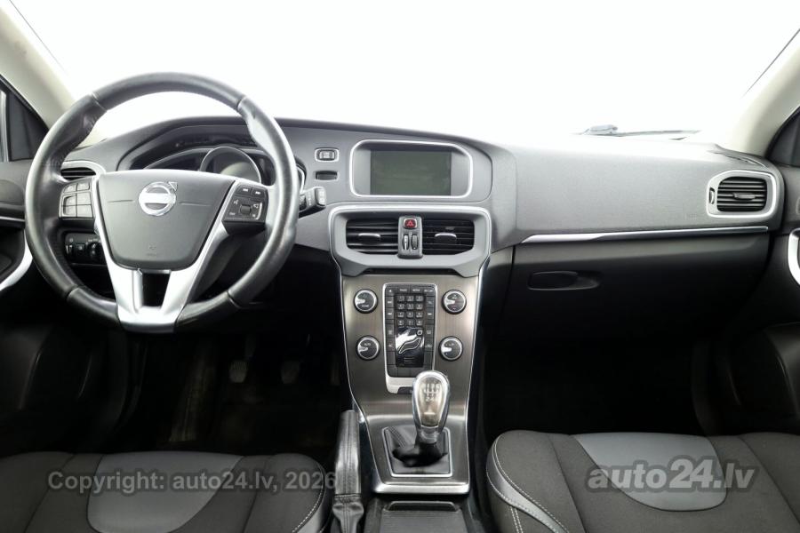 Black Volvo V40 2013 in Tallinn, with an engine capacity of 1.60 L and mileage of 316 thousand km for 3499 €, photo 6 on AUTOMOTO.COM.LV