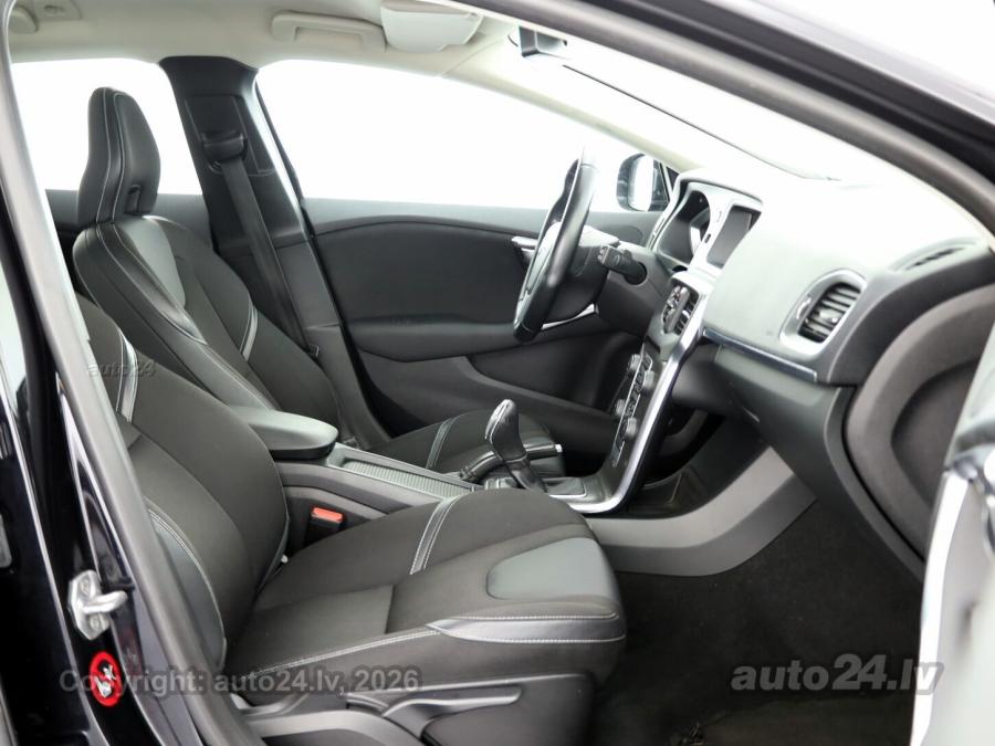 Black Volvo V40 2013 in Tallinn, with an engine capacity of 1.60 L and mileage of 316 thousand km for 3499 €, photo 7 on AUTOMOTO.COM.LV