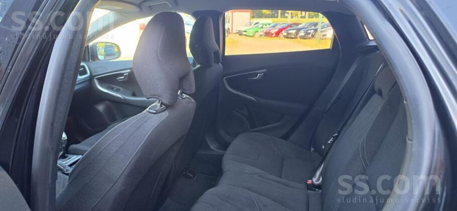 Melns Volvo V40 2013 Valmiera, ar dzinēja tilpumu 1.60 L un nobraukumu 314 tūkst. km par 4250 €, foto 11 vietnē AUTOMOTO.COM.LV