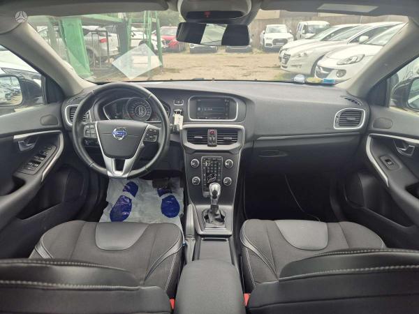 Volvo V40 2013 in Taurage on AUTOMOTO.COM.LV Black Volvo V40 2013 in Taurage, with an engine capacity of 1.60 L and mileage of 262 thousand km for 4600 €, photo 9 on AUTOMOTO.COM.LV