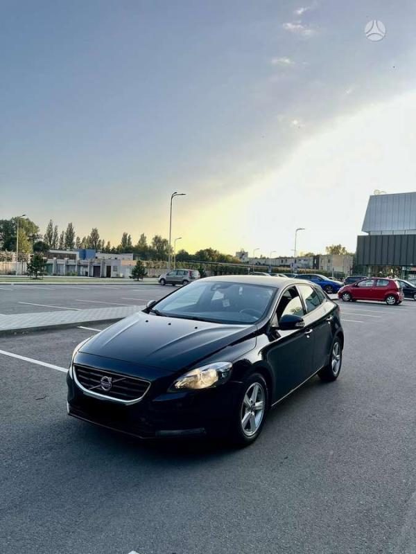 Volvo V40 2013 in Palanga on AUTOMOTO.COM.LV Black Volvo V40 2013 in Palanga, with an engine capacity of 1.60 L and mileage of 280 thousand km for 4550 €, photo 1 on AUTOMOTO.COM.LV