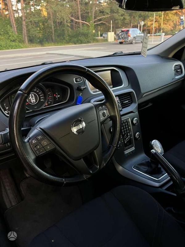 Volvo V40 2013 in Palanga on AUTOMOTO.COM.LV Black Volvo V40 2013 in Palanga, with an engine capacity of 1.60 L and mileage of 280 thousand km for 4550 €, photo 9 on AUTOMOTO.COM.LV