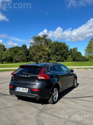 Melns Volvo V40 2013 Rīga, ar dzinēja tilpumu 2.00 L un nobraukumu 265 tūkst. km par 6500 €, foto 4 vietnē AUTOMOTO.COM.LV