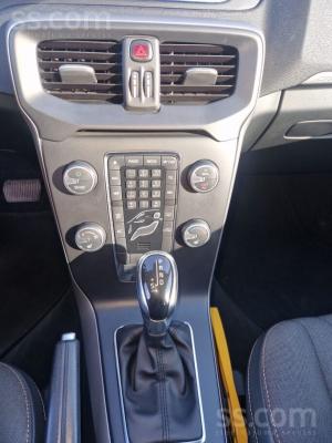 Melns Volvo V40 2013 Rīga, ar dzinēja tilpumu 2.00 L un nobraukumu 221 tūkst. km par 7500 €, foto 9 vietnē AUTOMOTO.COM.LV