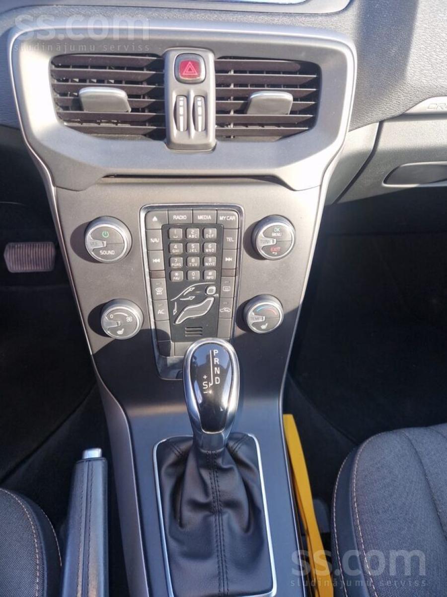 Melns Volvo V40 2013 Rīga, ar dzinēja tilpumu 2.00 L un nobraukumu 221 tūkst. km par 7500 €, foto 9 vietnē AUTOMOTO.COM.LV