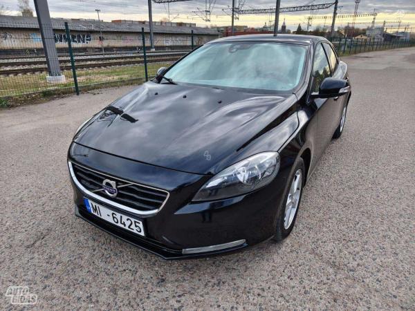 Volvo V40 2013 in Siauliai on AUTOMOTO.COM.LV Black Volvo V40 2013 in Siauliai, with an engine capacity of 1.60 L and mileage of 258 thousand km for 4200 €, photo 1 on AUTOMOTO.COM.LV