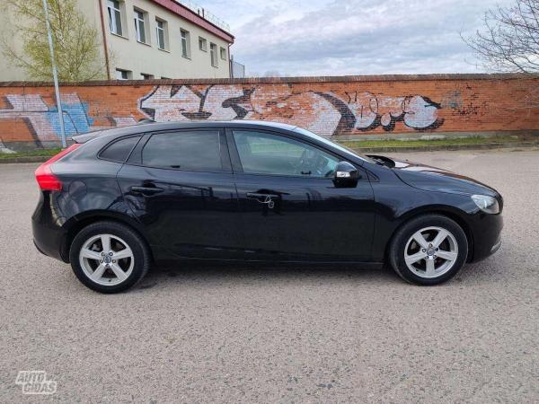 Volvo V40 2013 in Siauliai on AUTOMOTO.COM.LV Black Volvo V40 2013 in Siauliai, with an engine capacity of 1.60 L and mileage of 258 thousand km for 4200 €, photo 8 on AUTOMOTO.COM.LV